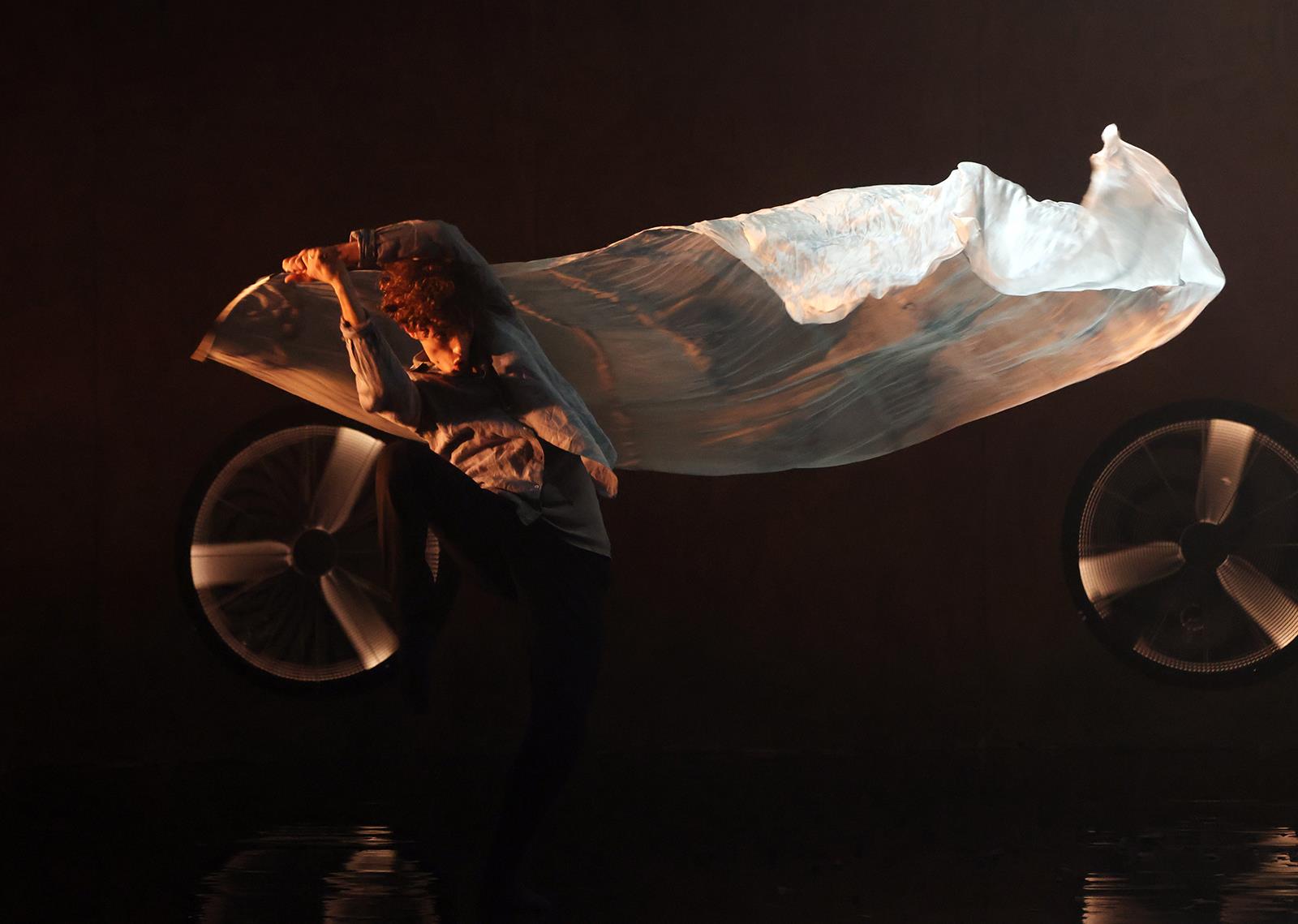 Mourad Merzouki - Zéphyr - Le 13e Art | THEATREonline