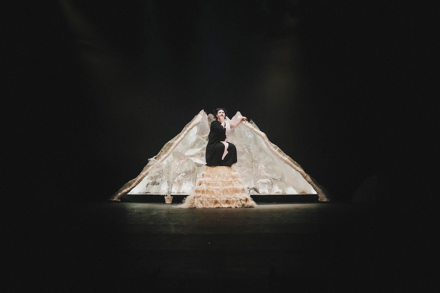 Jonathan Drillet / Marlène Saldana - Showgirl - Théâtre de la Bastille ...